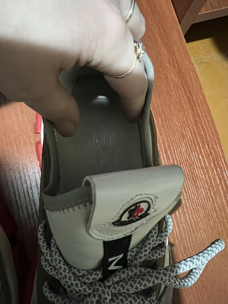 Продам красовки Moncler