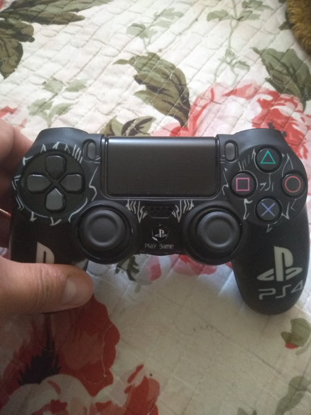 Оригинальный геймпад Playstation 4.