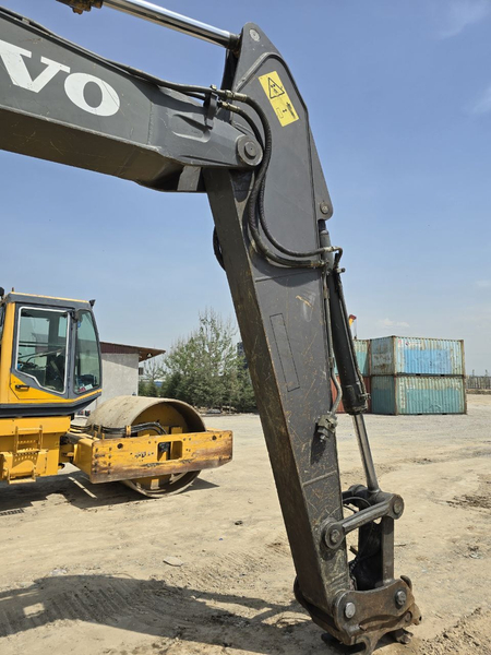 Volvo 210 Sotiladi ekskavator gusenechniy