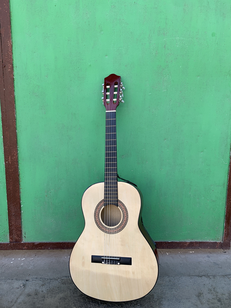 Classic gitara razmeri 38 olinganiga 1 oy ham bolmadi