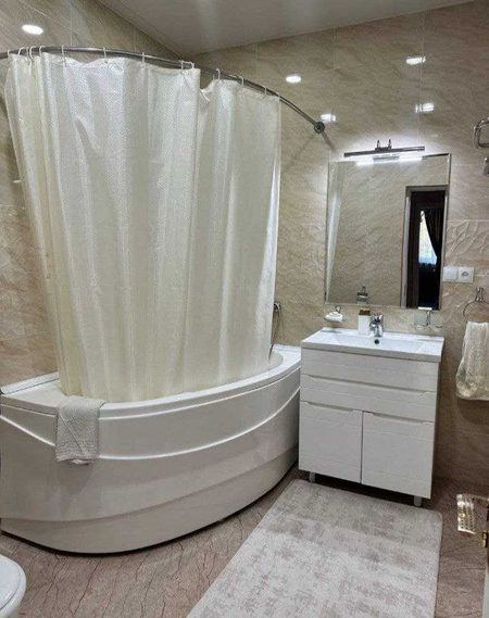Кунаева  .2в3/2/4.  кирпич   77-серия  ( мебель + техника )