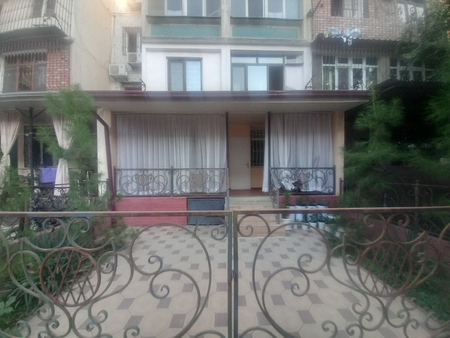 Продаётся трёх комнатная квартира первом этаже