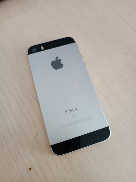 Sotiladi Iphone SE