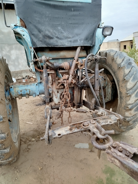 Traktor sotiladi