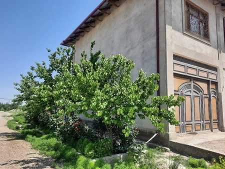 5 sòtixli hovli sotiladi. Uglovoy 2 qavatli uy.