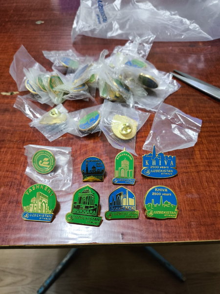 Продаю значки юбилейные