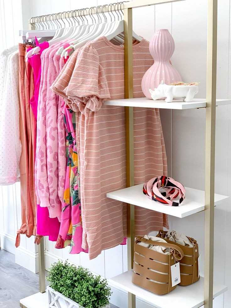butik uchun stellajlar . osma stellajlar tilla rang ham mavjud.