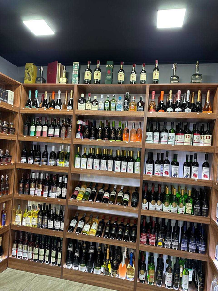 Продам полки для алкольного магазина очень высокого качества недорого.