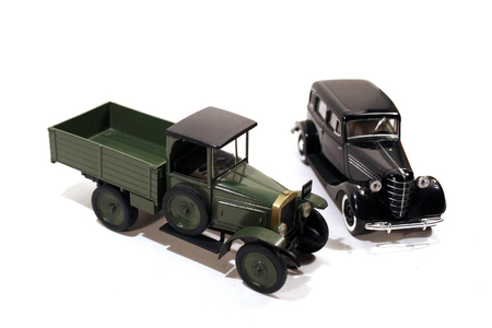 2 игрушечные машины: Первые машини вып-шиеся в СССР. Масштаб 1:43.