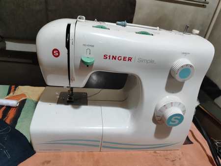 Продам швейную машинку singer simple  в отличном состоянии