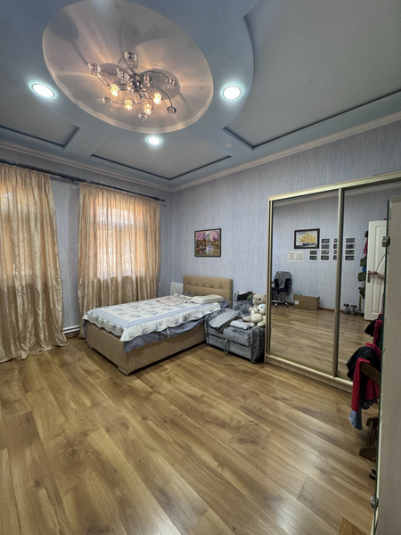 Продается дом 4.3 сотки ( 3 спальни , зал , подвал , отдельно кухня