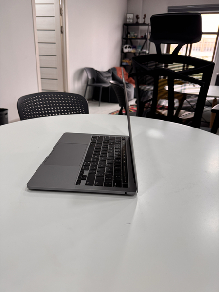 Macbook Pro 2020 M1 8/256 СРОЧНО
