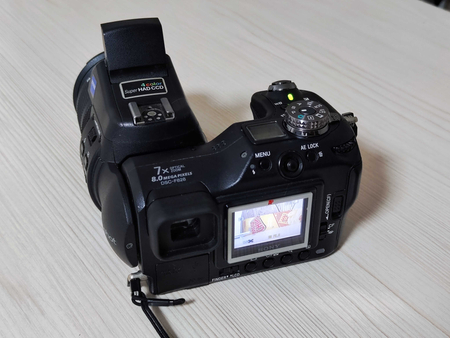 Sony Cyber-shot DSC-F828 Фотоаппарат в хорошем рабочем состоянии.