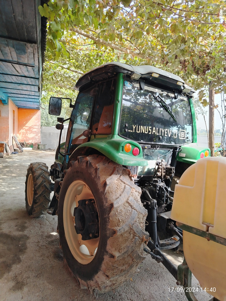 Hamma yog\\\'i chotki yurp turgan traktor