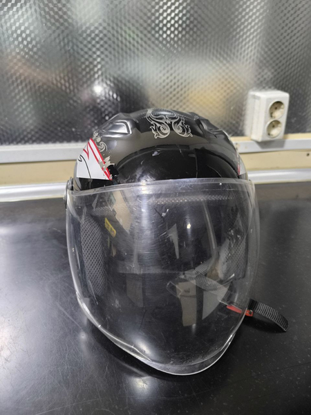 Moto shlem srochna sotiladi