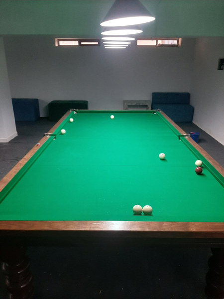 Billiardni stol.
