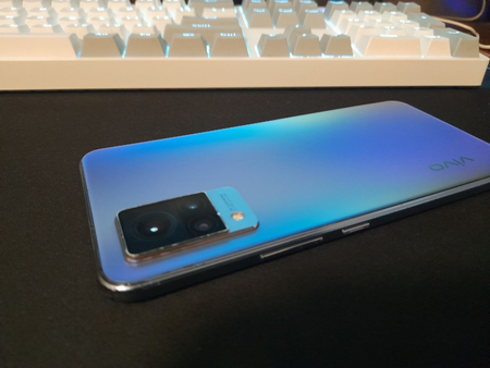 Продаётся телефон Vivo v21 8+4/128