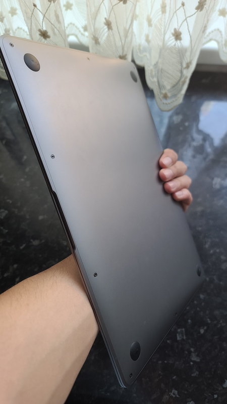 MacbookAir Core i5 sotiladi.