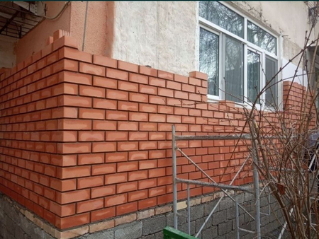 Кладка кирпича на балконе.