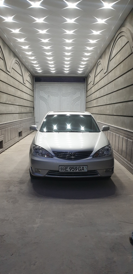 Tayota Camry sotiladi