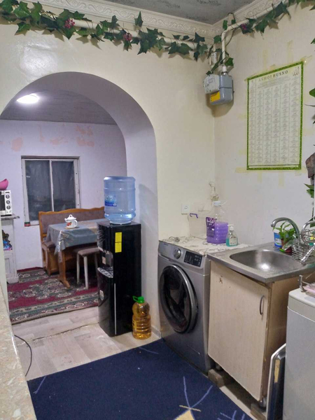 Uy sotiladi 2 xonali + qoshimcha xonalari bor 2/1/4