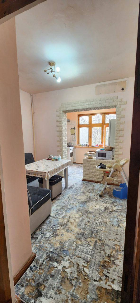 Продаётся 4 комнатная квартира на массиве Карасу 1.