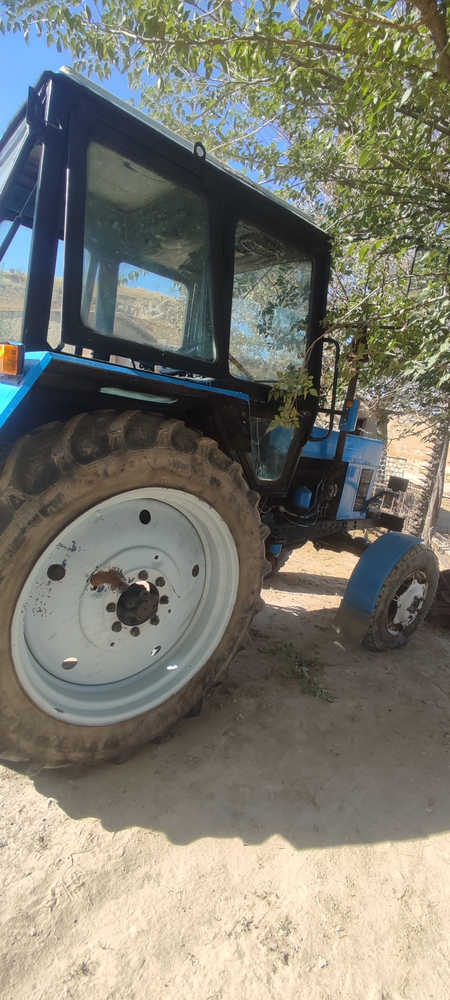 Traktor srochni sotiladi