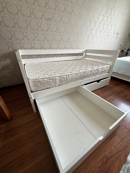 Продаю 2 детские кровати(с матрасами).каждая кровать по 3 млн