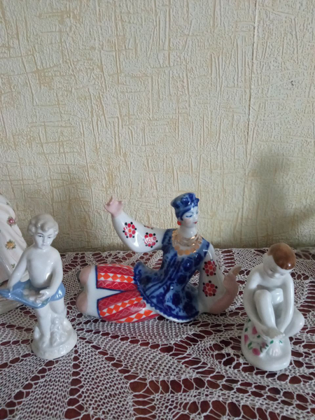 Большой набор разных фарфоровых статуэтка.