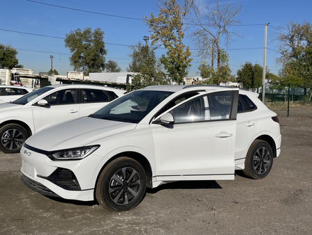 BYD E2 luxury oq rangi tayyor perecheslenyaga naqd va muddatli tolov.