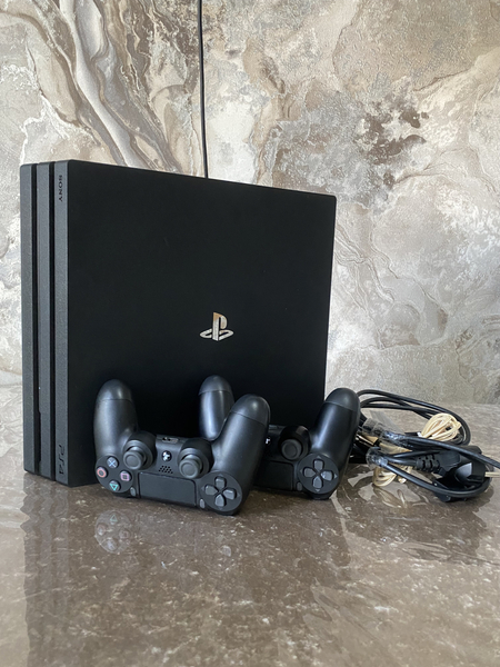 Play station 4 pro  1 tb