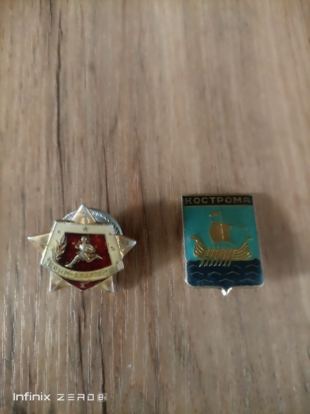 Продам значки советские