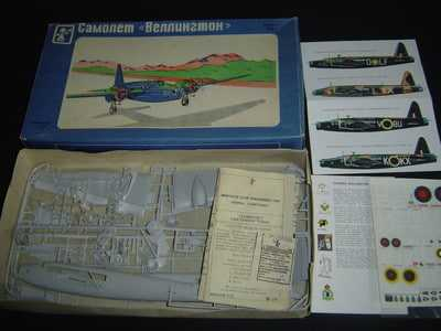 Украшение интерьера кабинета - модель самолета Веллингтон (1:72)