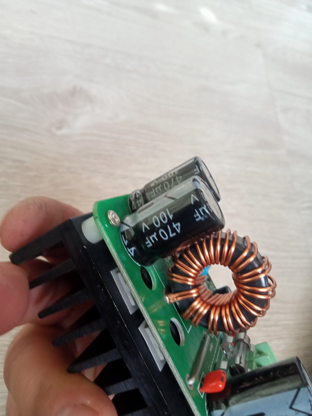 Продам повышающий sodial (R) 10A DC-DC 600W в отличном состоянии.