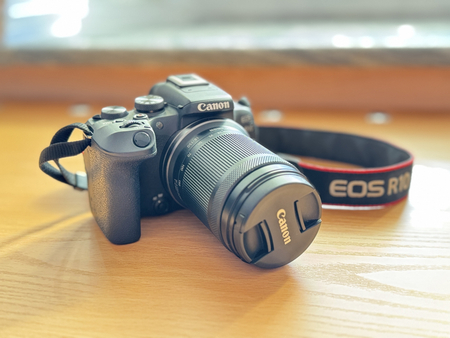 Продаю Canon EOS R10, как новый!