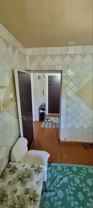Uy sotiladi chilonzor 16 balnitsya salamatina 1 xona 1 etaj 40000$
