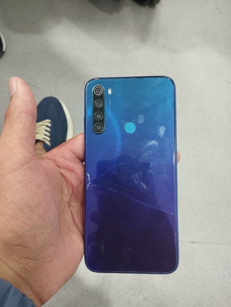 Redmi not 8 64/4gb rangi koʻk rasmda boʻladi krishka almawtrw kere