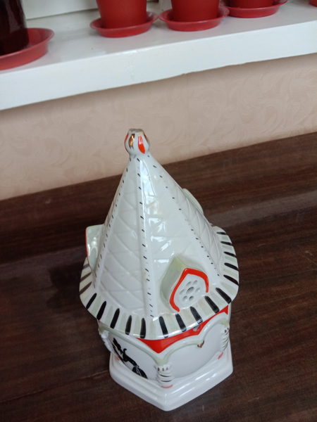 Фарфоровая статуэтка