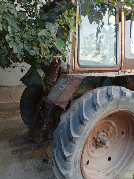 Traktor sotiladi YUMZ