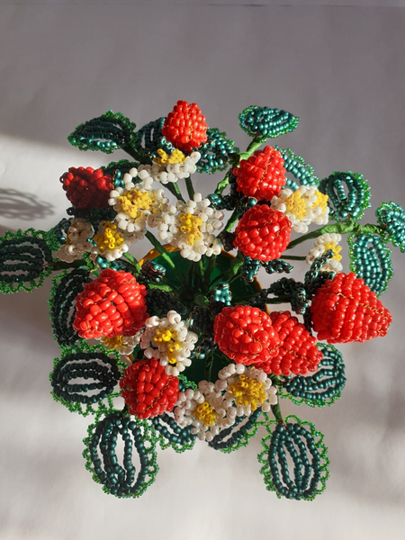 Клубника из бисера,  цветы из бисера