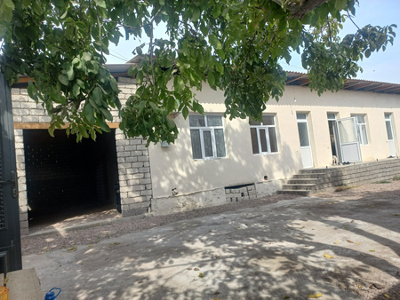 Hovli sotiladi srochna arzon 4 yarim sotix 3 xona