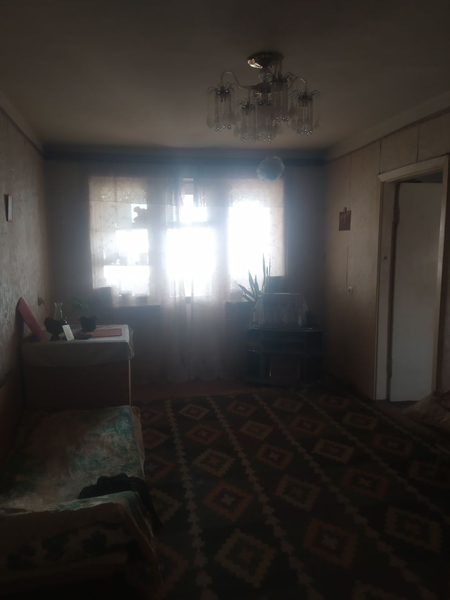 Срочно продаётся 2 х ком квартира.  Город Чирчик 4-тый этаж без ремонт