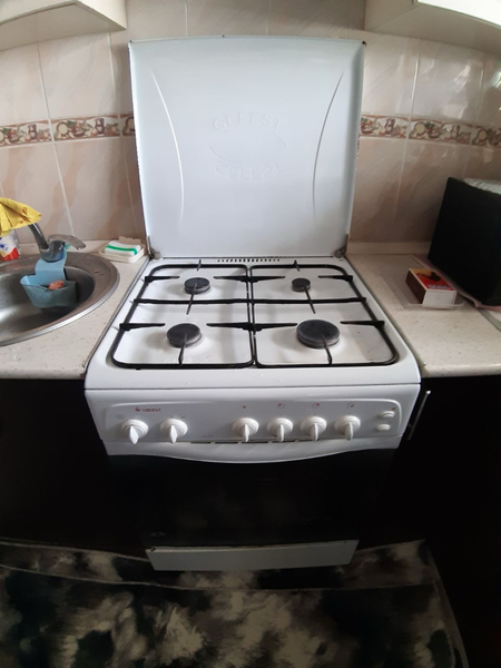 Продается газовая плита, рабочий все работает