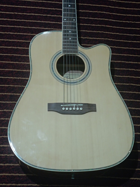 Gitara  sotiladi