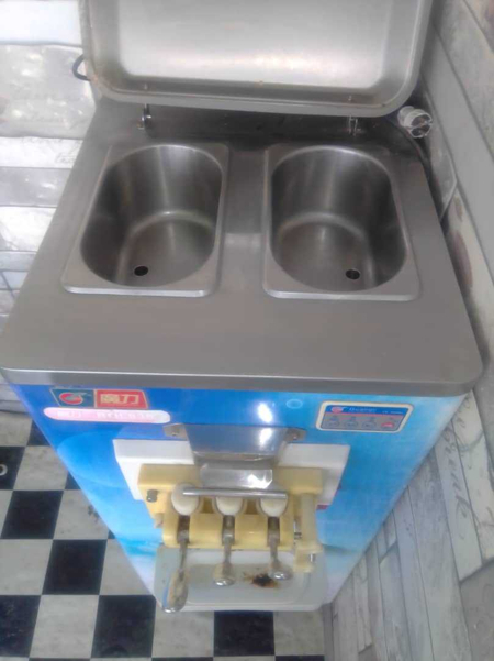 Frizeer muzqaymoq aparati sotiladi