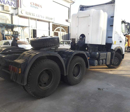 HOWO A7 ТЯГАЧ с безкамерными шинами, и с газом