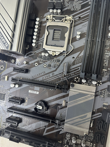 Gigabyte Z370 плата (не рабочая)