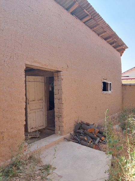 Qibrayda joylashgan 4/sotix hovli  yol yuzida