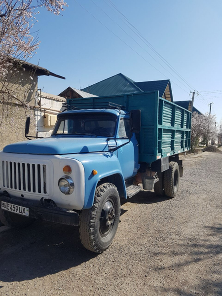 Gaz 53 srochna sotiladi