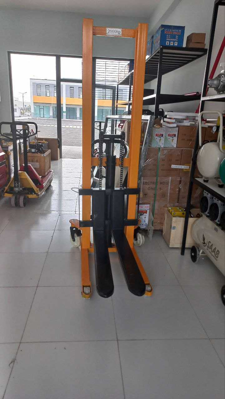 ruchnaya kara MEST . shtabelyor. 2000 kg - 1600mm /garyantiyasi bor